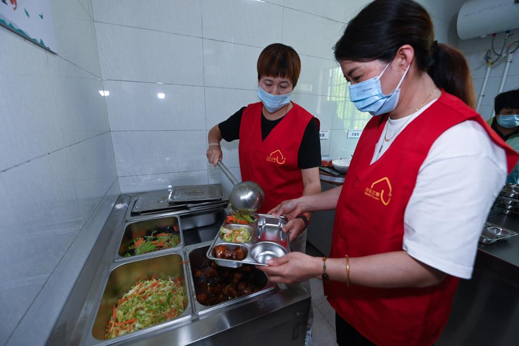 [사진] 中 저장성, 농촌 노인을 위한 식사-Xinhua