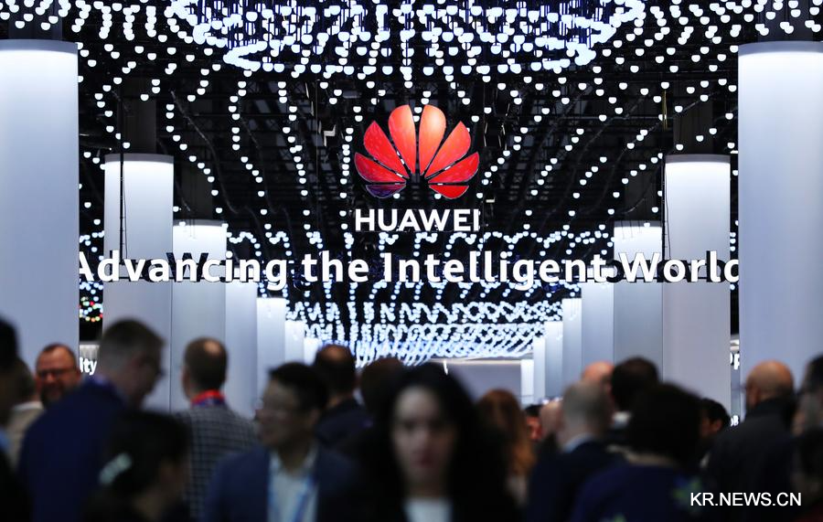 中 화웨이, 자체 개발한 통신 파운데이션 모델 'MWC 2024'서 공개-Xinhua